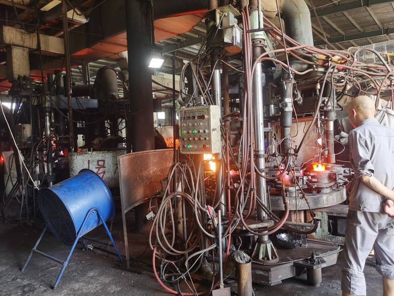 How do we distinguish between hand-blown glassware and machine-made ...